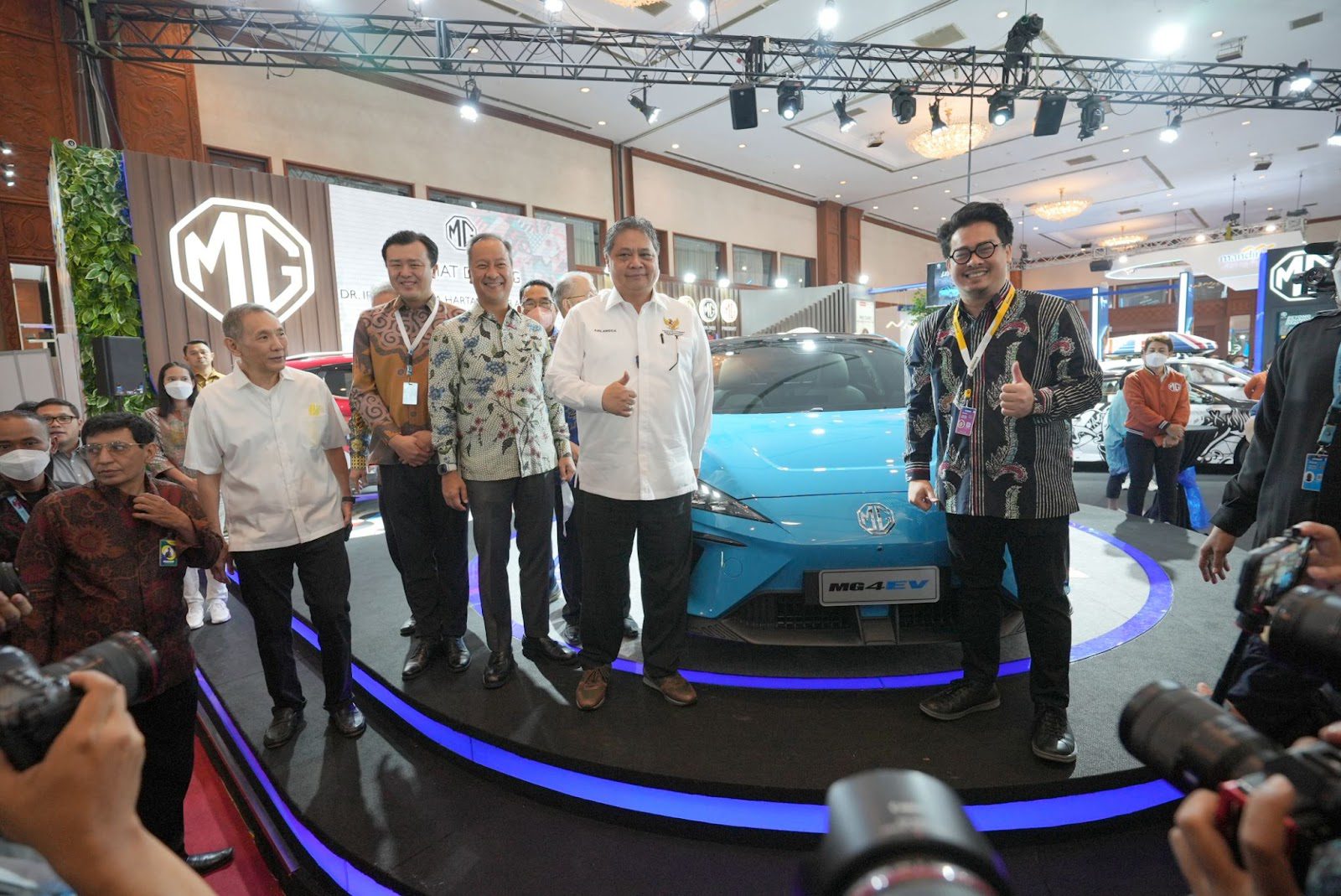 Airlangga Hartarto dan Agus Gumiwang Kagum MG “Art Space” di GJAW 2023 - beritakuh.com